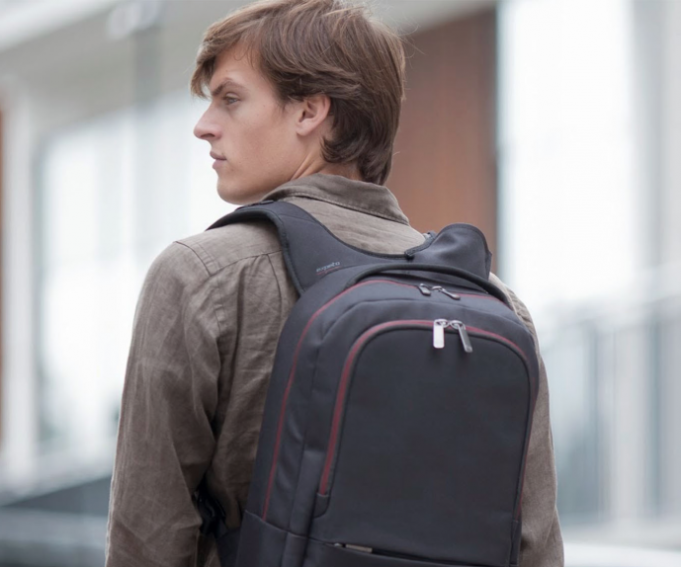 Wolffepack, the backpack that becomes a chestpack at the pull of a ...